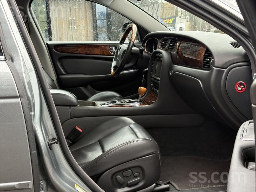 Pelēks Jaguar XJ 2003 Rīga, ar dzinēja tilpumu 4.20 L un nobraukumu 310 tūkst. km par 9800 €, foto 19 vietnē AUTOMOTO.COM.LV