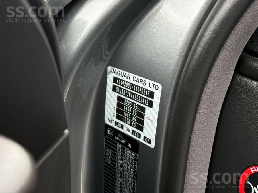 Pelēks Jaguar XJ 2003 Rīga, ar dzinēja tilpumu 4.20 L un nobraukumu 310 tūkst. km par 9800 €, foto 28 vietnē AUTOMOTO.COM.LV