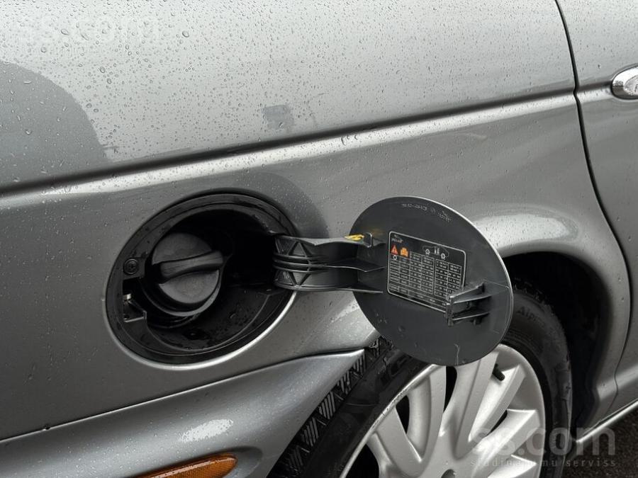 Pelēks Jaguar XJ 2003 Rīga, ar dzinēja tilpumu 4.20 L un nobraukumu 310 tūkst. km par 9800 €, foto 36 vietnē AUTOMOTO.COM.LV