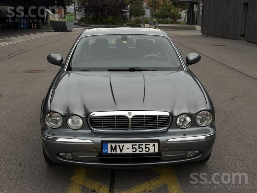Pelēks Jaguar XJ 2003 Rīga, ar dzinēja tilpumu 4.20 L un nobraukumu 312 tūkst. km par 8100 €, foto 3 vietnē AUTOMOTO.COM.LV