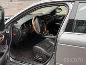 Pelēks Jaguar XJ 2003 Rīga, ar dzinēja tilpumu 4.20 L un nobraukumu 312 tūkst. km par 8100 €, foto 11 vietnē AUTOMOTO.COM.LV