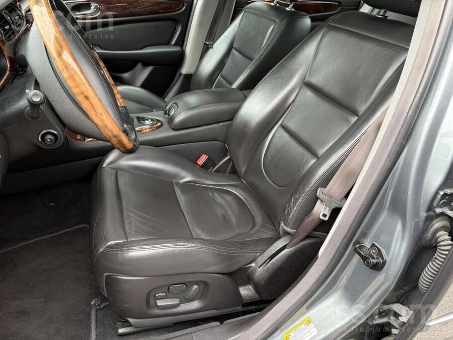 Pelēks Jaguar XJ 2003 Rīga, ar dzinēja tilpumu 4.20 L un nobraukumu 312 tūkst. km par 8100 €, foto 12 vietnē AUTOMOTO.COM.LV