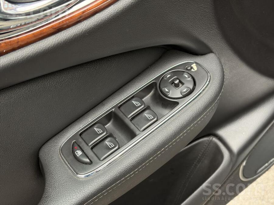 Pelēks Jaguar XJ 2003 Rīga, ar dzinēja tilpumu 4.20 L un nobraukumu 312 tūkst. km par 8100 €, foto 14 vietnē AUTOMOTO.COM.LV