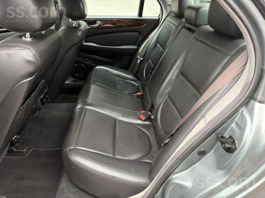 Pelēks Jaguar XJ 2003 Rīga, ar dzinēja tilpumu 4.20 L un nobraukumu 312 tūkst. km par 8100 €, foto 30 vietnē AUTOMOTO.COM.LV