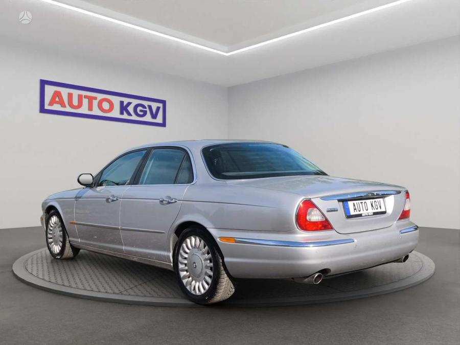 Pelēks Jaguar XJ 2003 Viļņa, ar dzinēja tilpumu 4.20 L un nobraukumu 278 tūkst. km par 3999 €, foto 4 vietnē AUTOMOTO.COM.LV