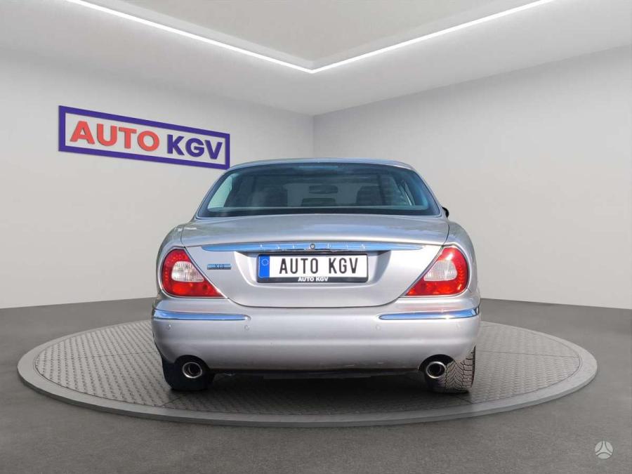 Pelēks Jaguar XJ 2003 Viļņa, ar dzinēja tilpumu 4.20 L un nobraukumu 278 tūkst. km par 3999 €, foto 5 vietnē AUTOMOTO.COM.LV