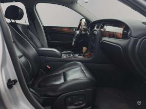 Pelēks Jaguar XJ 2003 Viļņa, ar dzinēja tilpumu 4.20 L un nobraukumu 278 tūkst. km par 3999 €, foto 9 vietnē AUTOMOTO.COM.LV