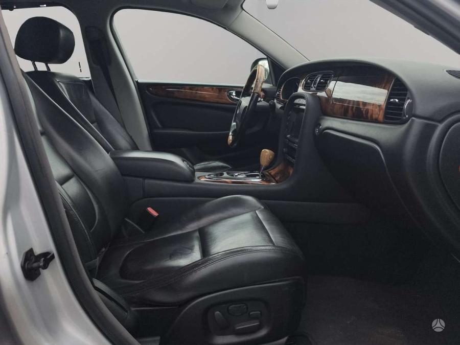 Pelēks Jaguar XJ 2003 Viļņa, ar dzinēja tilpumu 4.20 L un nobraukumu 278 tūkst. km par 3999 €, foto 9 vietnē AUTOMOTO.COM.LV
