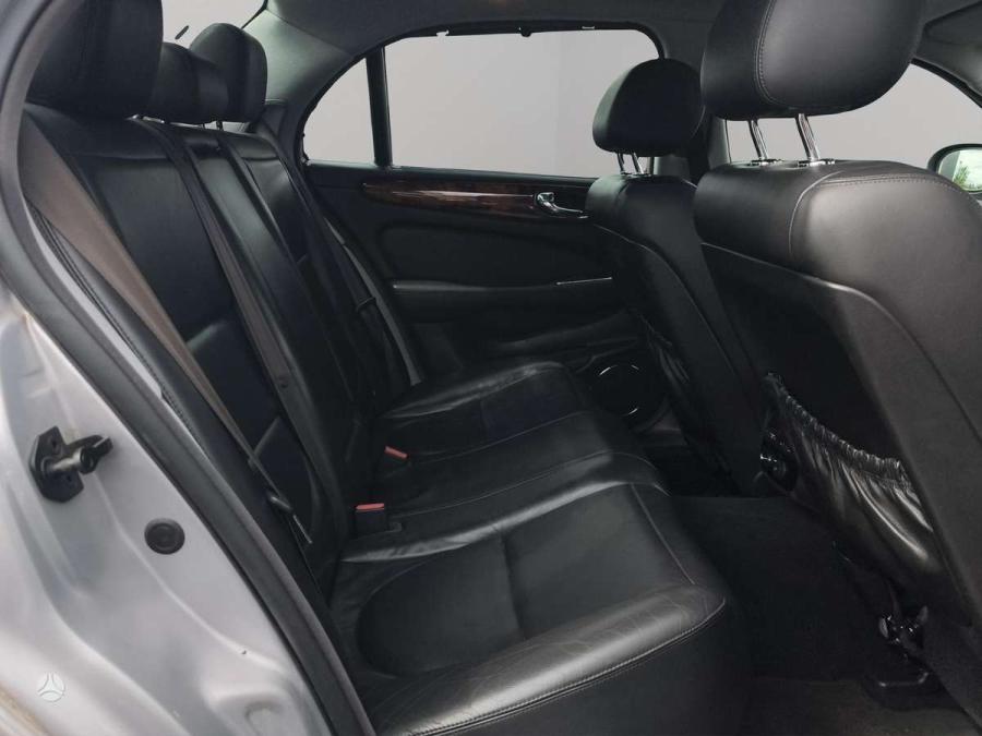 Pelēks Jaguar XJ 2003 Viļņa, ar dzinēja tilpumu 4.20 L un nobraukumu 278 tūkst. km par 3999 €, foto 11 vietnē AUTOMOTO.COM.LV