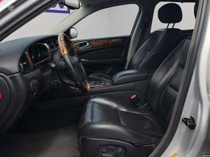 Pelēks Jaguar XJ 2003 Viļņa, ar dzinēja tilpumu 4.20 L un nobraukumu 278 tūkst. km par 3999 €, foto 15 vietnē AUTOMOTO.COM.LV