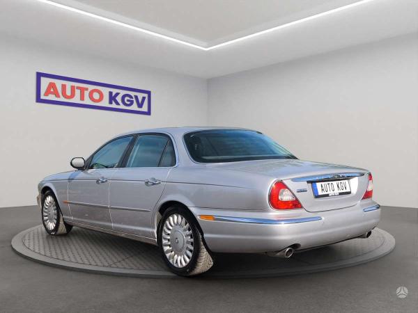 Pelēks Jaguar XJ 2003 Viļņa, ar dzinēja tilpumu 4.20 L un nobraukumu 278 tūkst. km par 3999 €, foto 4 vietnē AUTOMOTO.COM.LV