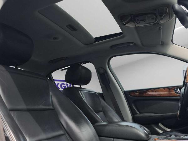 Pelēks Jaguar XJ 2003 Viļņa, ar dzinēja tilpumu 4.20 L un nobraukumu 278 tūkst. km par 3999 €, foto 10 vietnē AUTOMOTO.COM.LV