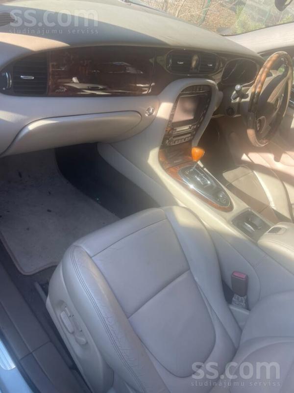 Pelēks Jaguar XJ 2003 Rīga, ar dzinēja tilpumu 3.50 L un nobraukumu 190 tūkst. km par 1280 €, foto 5 vietnē AUTOMOTO.COM.LV