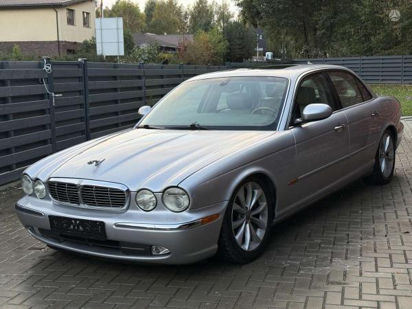 Grey Jaguar XJ 2004 in Vilnius, with an engine capacity of 4.20 L and mileage of 250 thousand km for 2900 €, photo 1 on AUTOMOTO.COM.LV