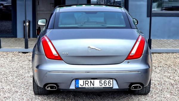 Grey Jaguar XJ 2010 in Kretinga, with an engine capacity of 3.00 L and mileage of 296 thousand km for 84999 €, photo 8 on AUTOMOTO.COM.LV