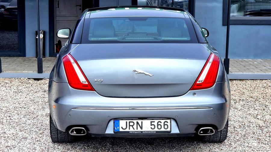 Grey Jaguar XJ 2010 in Kretinga, with an engine capacity of 3.00 L and mileage of 296 thousand km for 84999 €, photo 9 on AUTOMOTO.COM.LV