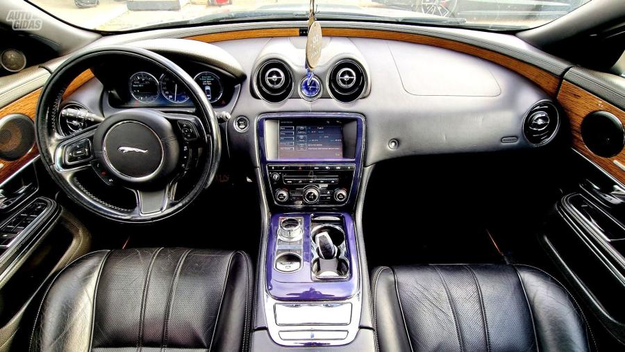 Grey Jaguar XJ 2010 in Kretinga, with an engine capacity of 3.00 L and mileage of 296 thousand km for 84999 €, photo 28 on AUTOMOTO.COM.LV