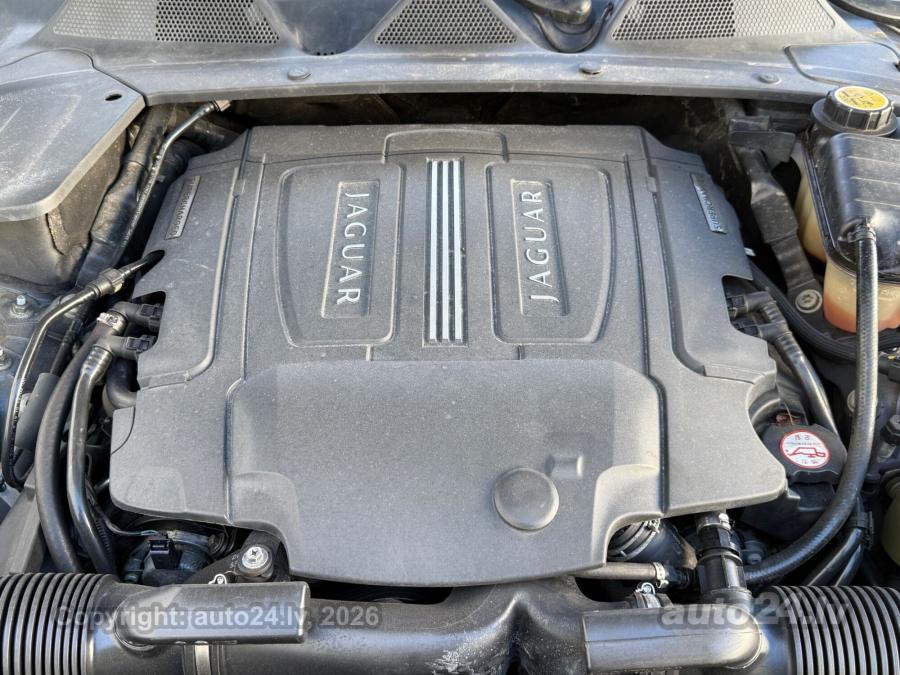 Pelēks Jaguar XJ 2013 Tallina, ar dzinēja tilpumu 0.00 L un nobraukumu 103 tūkst. km par 14500 €, foto 4 vietnē AUTOMOTO.COM.LV