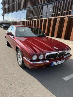 Sarkans Jaguar XJ 2000 Kauņa, ar dzinēja tilpumu 4.00 L un nobraukumu 86 tūkst. km par 7800 €, foto  vietnē AUTOMOTO.COM.LV