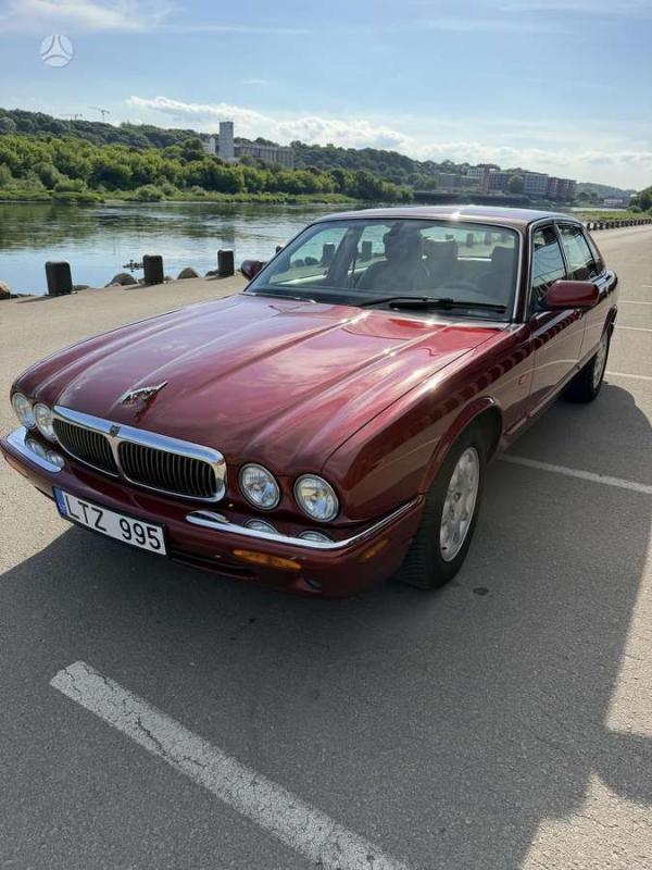 Red Jaguar XJ 2000 in Kaunas, with an engine capacity of 4.00 L and mileage of 86 thousand km for 7800 €, photo 2 on AUTOMOTO.COM.LV