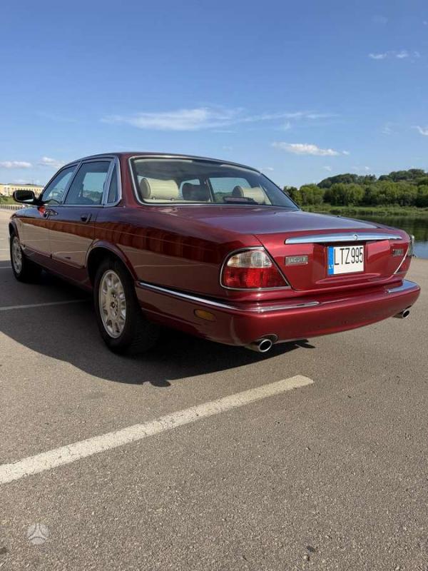 Red Jaguar XJ 2000 in Kaunas, with an engine capacity of 4.00 L and mileage of 86 thousand km for 7800 €, photo 4 on AUTOMOTO.COM.LV