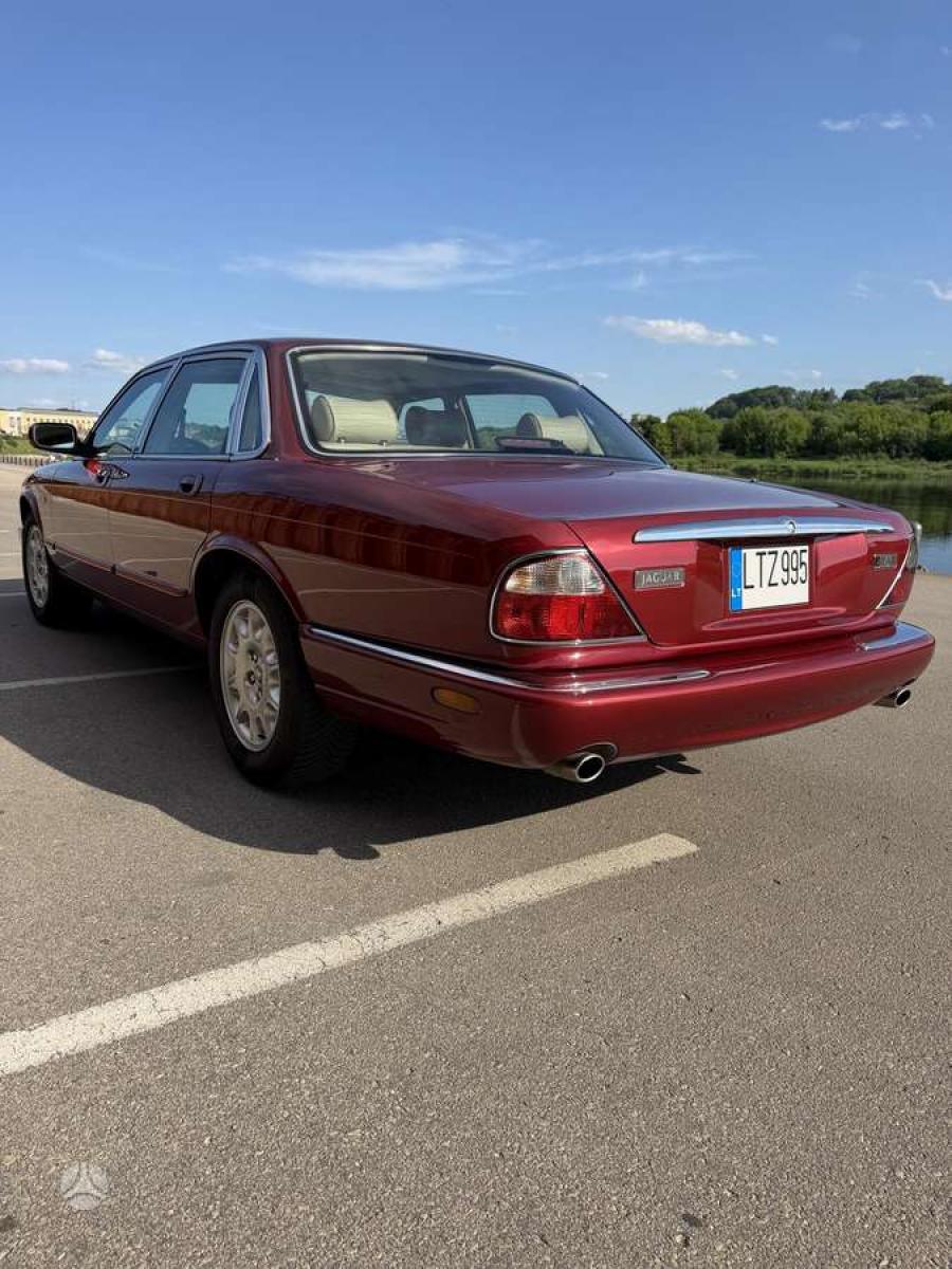 Sarkans Jaguar XJ 2000 Kauņa, ar dzinēja tilpumu 4.00 L un nobraukumu 86 tūkst. km par 7800 €, foto 5 vietnē AUTOMOTO.COM.LV