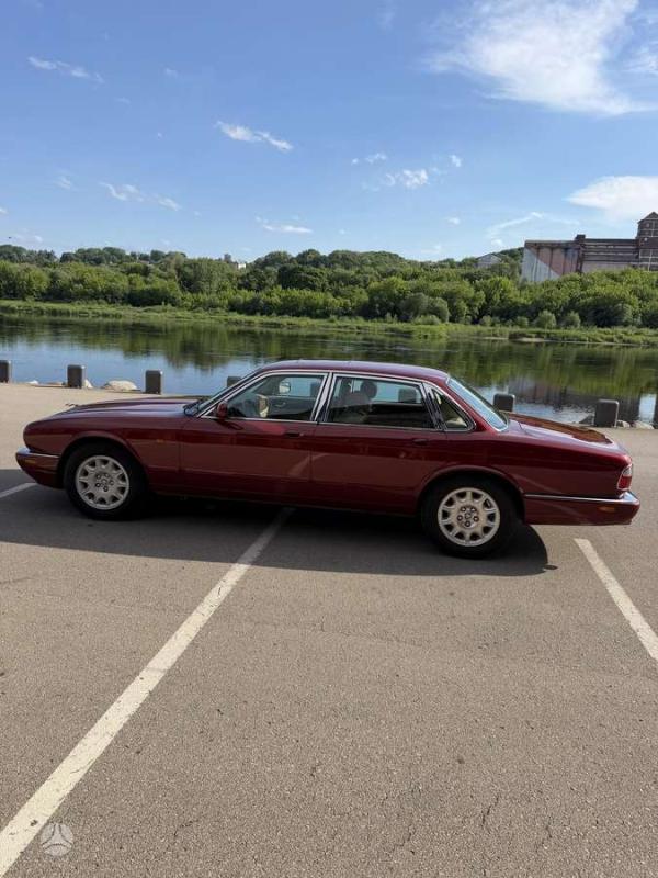 Red Jaguar XJ 2000 in Kaunas, with an engine capacity of 4.00 L and mileage of 86 thousand km for 7800 €, photo 5 on AUTOMOTO.COM.LV