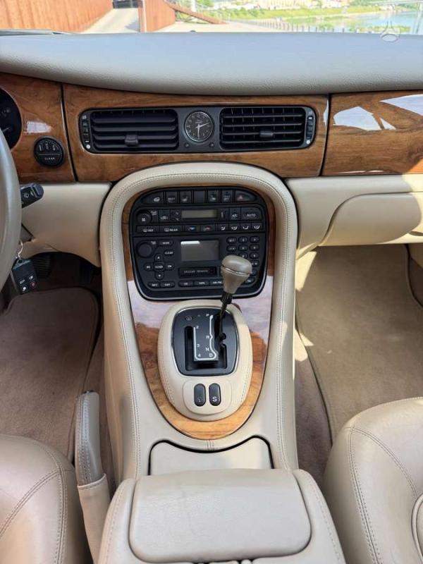 Red Jaguar XJ 2000 in Kaunas, with an engine capacity of 4.00 L and mileage of 86 thousand km for 7800 €, photo 10 on AUTOMOTO.COM.LV