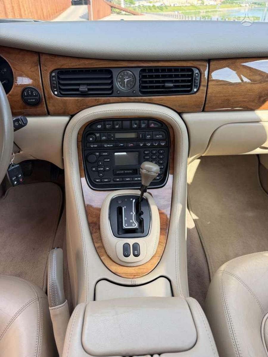 Sarkans Jaguar XJ 2000 Kauņa, ar dzinēja tilpumu 4.00 L un nobraukumu 86 tūkst. km par 7800 €, foto 11 vietnē AUTOMOTO.COM.LV