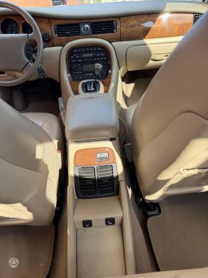 Sarkans Jaguar XJ 2000 Kauņa, ar dzinēja tilpumu 4.00 L un nobraukumu 86 tūkst. km par 7800 €, foto 12 vietnē AUTOMOTO.COM.LV