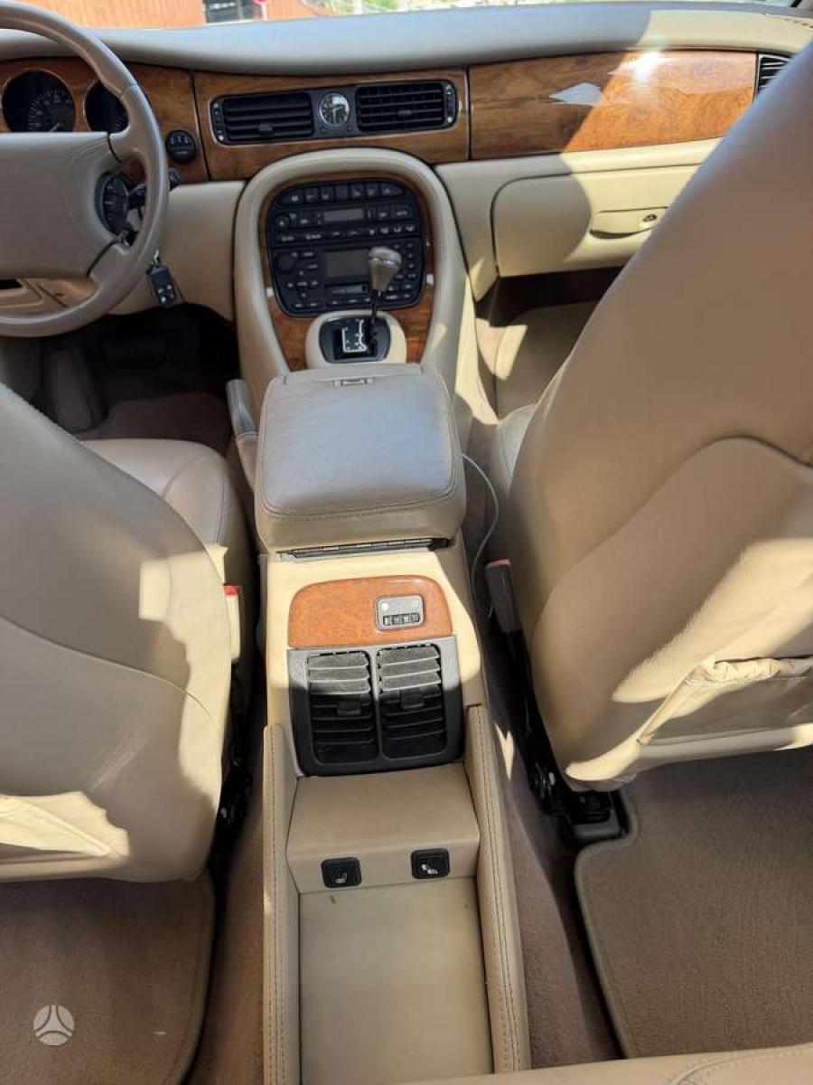 Sarkans Jaguar XJ 2000 Kauņa, ar dzinēja tilpumu 4.00 L un nobraukumu 86 tūkst. km par 7800 €, foto 12 vietnē AUTOMOTO.COM.LV