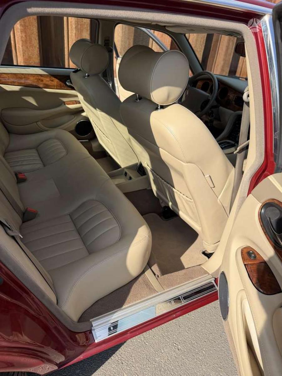 Sarkans Jaguar XJ 2000 Kauņa, ar dzinēja tilpumu 4.00 L un nobraukumu 86 tūkst. km par 7800 €, foto 14 vietnē AUTOMOTO.COM.LV