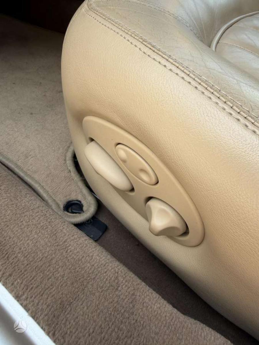 Sarkans Jaguar XJ 2000 Kauņa, ar dzinēja tilpumu 4.00 L un nobraukumu 86 tūkst. km par 7800 €, foto 15 vietnē AUTOMOTO.COM.LV