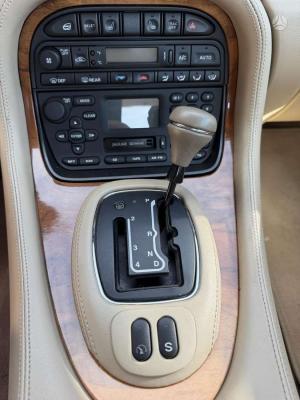 Sarkans Jaguar XJ 2000 Kauņa, ar dzinēja tilpumu 4.00 L un nobraukumu 86 tūkst. km par 7800 €, foto 17 vietnē AUTOMOTO.COM.LV