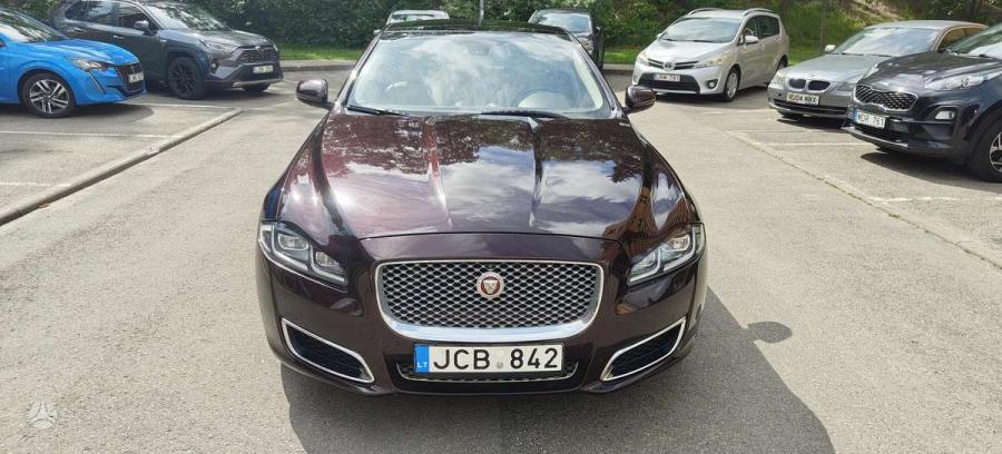 Red Jaguar XJ 2011 in Klaipeda, with an engine capacity of 2.99 L and mileage of 280 thousand km for 7000 €, photo 1 on AUTOMOTO.COM.LV