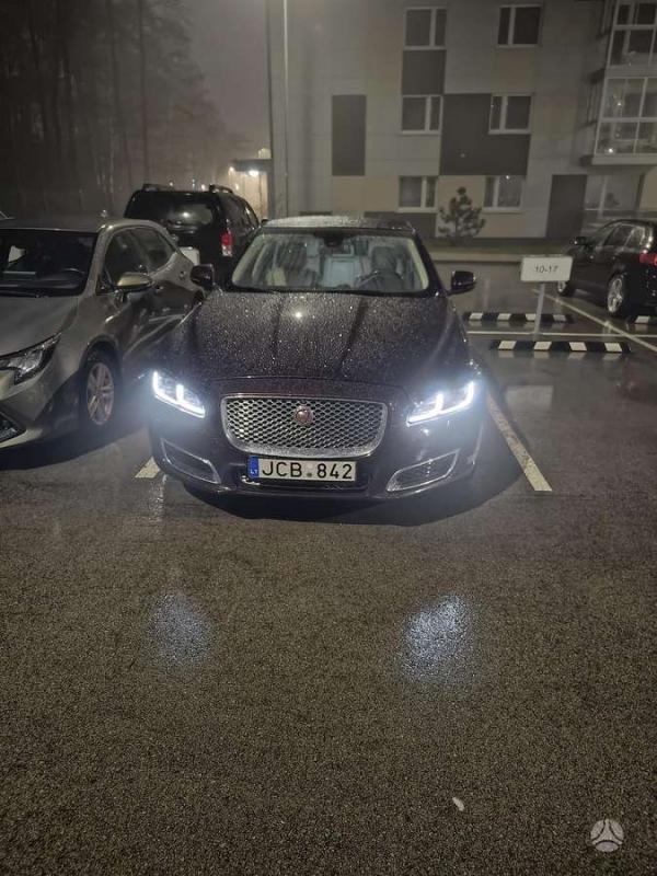 Red Jaguar XJ 2011 in Klaipeda, with an engine capacity of 2.99 L and mileage of 280 thousand km for 7000 €, photo 8 on AUTOMOTO.COM.LV
