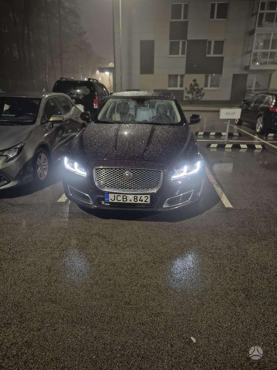 Red Jaguar XJ 2011 in Klaipeda, with an engine capacity of 2.99 L and mileage of 280 thousand km for 7000 €, photo 9 on AUTOMOTO.COM.LV