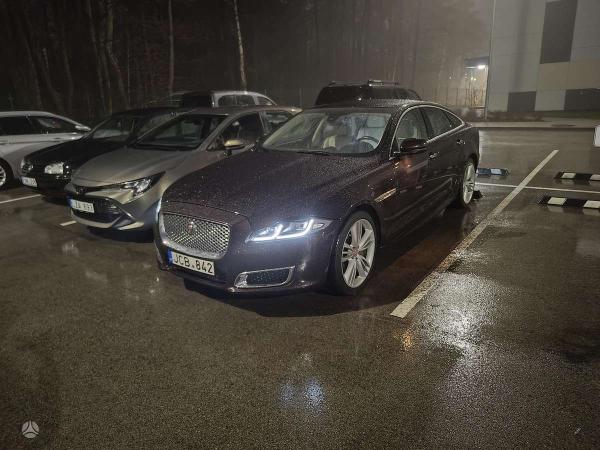 Red Jaguar XJ 2011 in Klaipeda, with an engine capacity of 2.99 L and mileage of 280 thousand km for 7000 €, photo 9 on AUTOMOTO.COM.LV