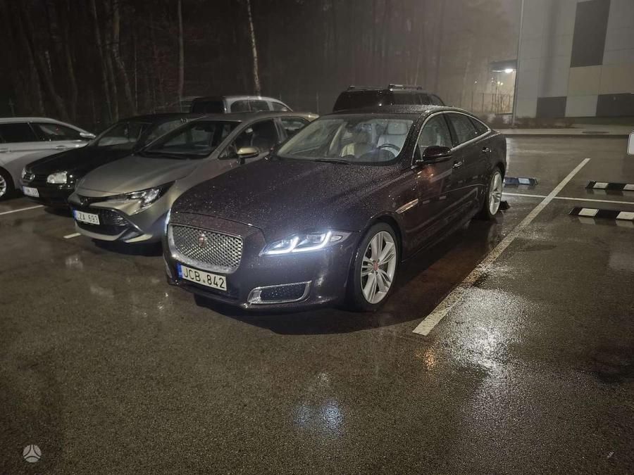 Red Jaguar XJ 2011 in Klaipeda, with an engine capacity of 2.99 L and mileage of 280 thousand km for 7000 €, photo 10 on AUTOMOTO.COM.LV