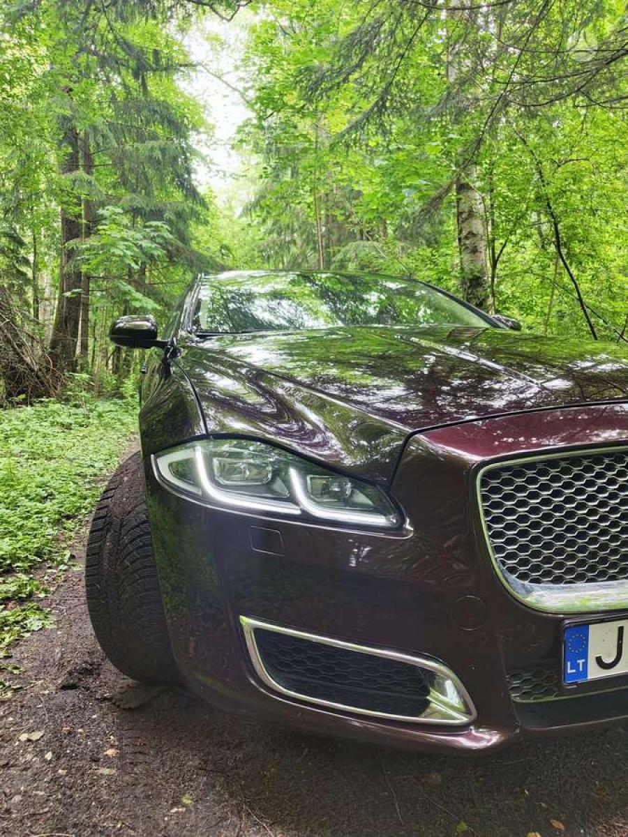 Red Jaguar XJ 2011 in Klaipeda, with an engine capacity of 2.99 L and mileage of 280 thousand km for 7000 €, photo 12 on AUTOMOTO.COM.LV
