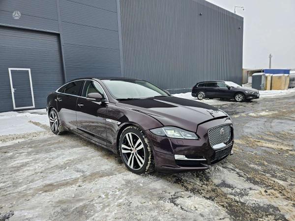 Sarkans Jaguar XJ 2016 Kauņa, ar dzinēja tilpumu 3.00 L un nobraukumu 180 tūkst. km par 8400 €, foto 1 vietnē AUTOMOTO.COM.LV