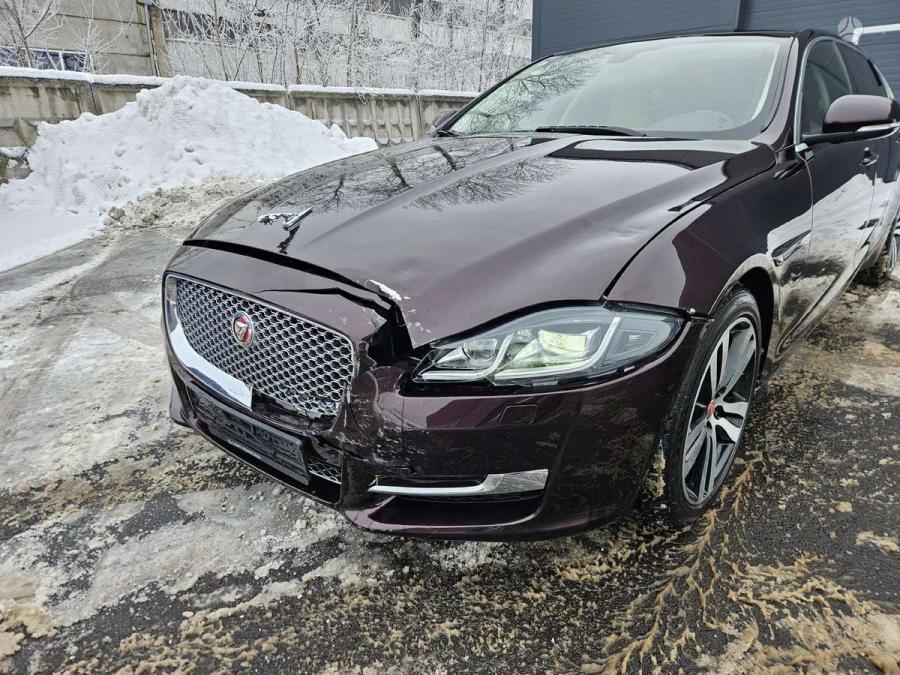 Sarkans Jaguar XJ 2016 Kauņa, ar dzinēja tilpumu 3.00 L un nobraukumu 180 tūkst. km par 8400 €, foto 9 vietnē AUTOMOTO.COM.LV