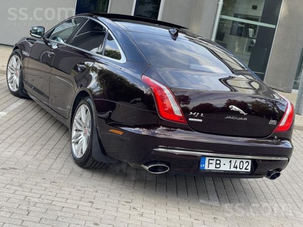 Jaguar XJ 2017 in Jurmala on AUTOMOTO.COM.LV Red Jaguar XJ 2017 in Jurmala, with an engine capacity of 3.00 L and mileage of 0 thousand km for 26900 €, photo 5 on AUTOMOTO.COM.LV