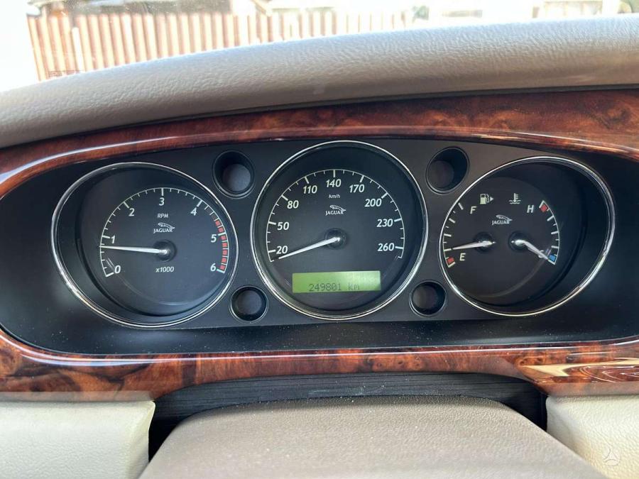 Jaguar XJ 2006 Viļņa, ar dzinēja tilpumu 2.72 L un nobraukumu 249 tūkst. km par 15600 €, foto 12 vietnē AUTOMOTO.COM.LV