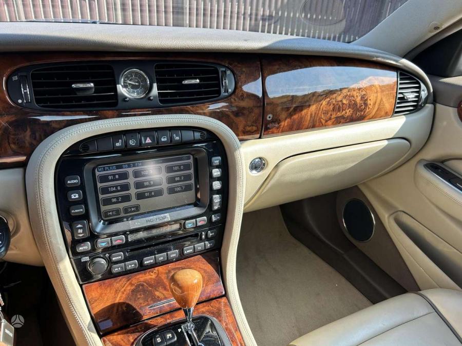Jaguar XJ 2006 Viļņa, ar dzinēja tilpumu 2.72 L un nobraukumu 249 tūkst. km par 15600 €, foto 15 vietnē AUTOMOTO.COM.LV