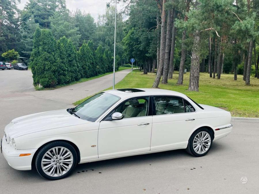 White Jaguar XJ 2007 in Druskininkai, with an engine capacity of 4.20 L and mileage of 346 thousand km for 7000 €, photo 1 on AUTOMOTO.COM.LV