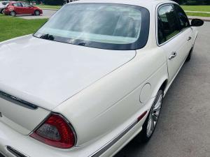 White Jaguar XJ 2007 in Druskininkai, with an engine capacity of 4.20 L and mileage of 346 thousand km for 7000 €, photo 6 on AUTOMOTO.COM.LV