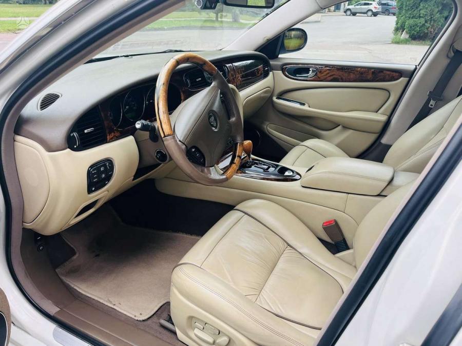 White Jaguar XJ 2007 in Druskininkai, with an engine capacity of 4.20 L and mileage of 346 thousand km for 7000 €, photo 9 on AUTOMOTO.COM.LV