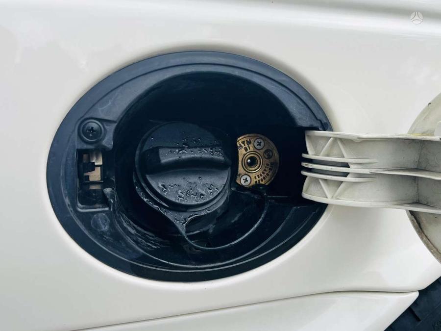 White Jaguar XJ 2007 in Druskininkai, with an engine capacity of 4.20 L and mileage of 346 thousand km for 7000 €, photo 13 on AUTOMOTO.COM.LV
