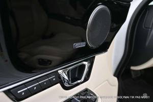 White Jaguar XJ 2015 in Kretinga, with an engine capacity of 3.00 L and mileage of 120 thousand km for 12699 €, photo 25 on AUTOMOTO.COM.LV